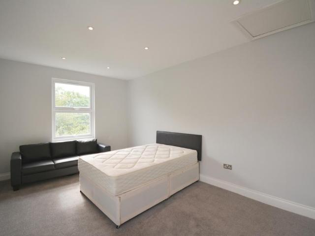 Bradley Gardens, Ealing, W13 2 bed flat to rent £1,975 pcm £456 pw