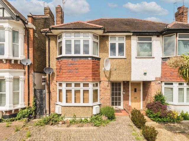 Bradley Gardens, London W13 2 bed flat to rent £2,002 pcm £462 pw