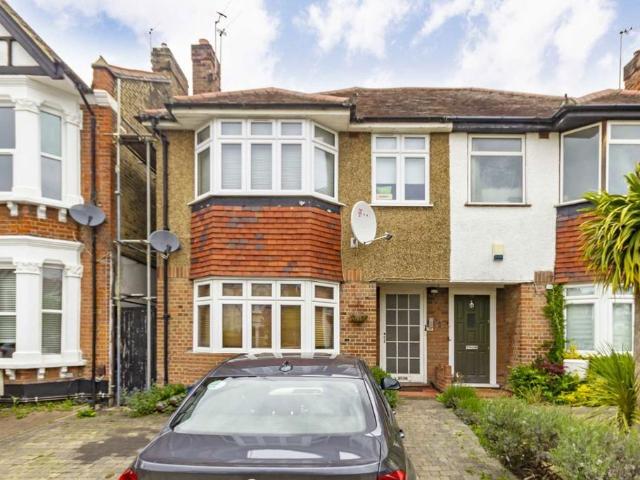 Bradley Gardens, London W13 2 bed flat to rent £2,002 pcm £462 pw