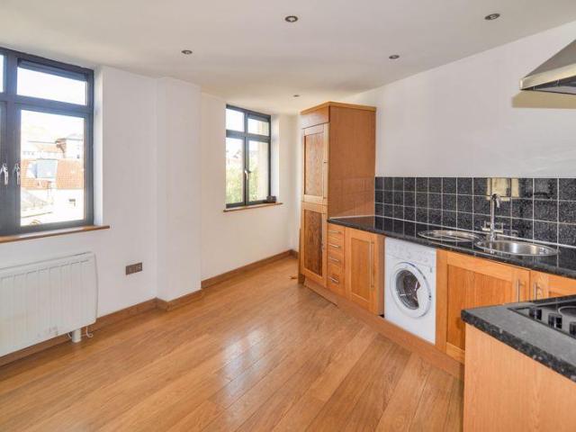 Bradley House, Bristol, BS1 2 bed apartment to rent £1,425 pcm £329 pw