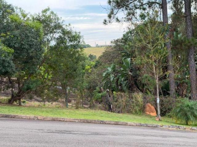 BRAGANÇA VENDE CASA TÉRREA, CONDOMINIO VALE DAS EMAS, 4 DORMITÓRIOS