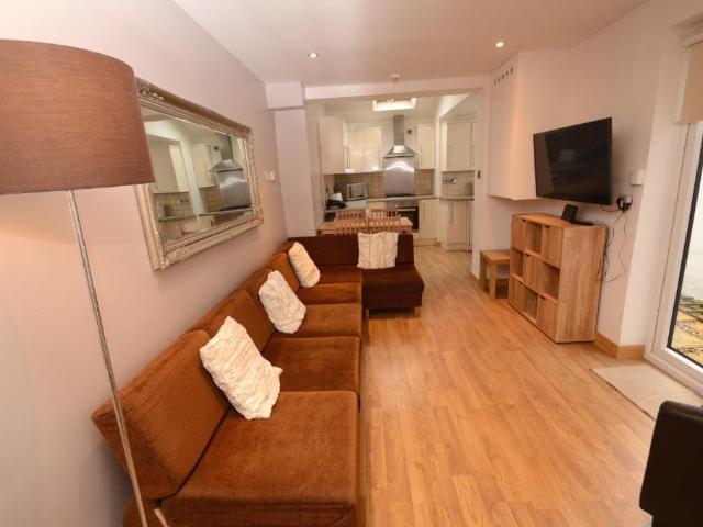 Brailsford Road, Manchester M14 6 bed detached house to rent £4,290 pcm £990 pw