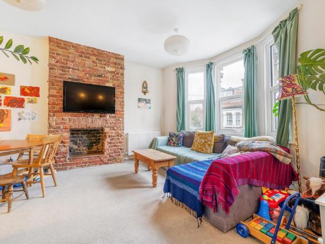 Brailsford Road, SW2 2 bed flat to rent £2,500 pcm £577 pw