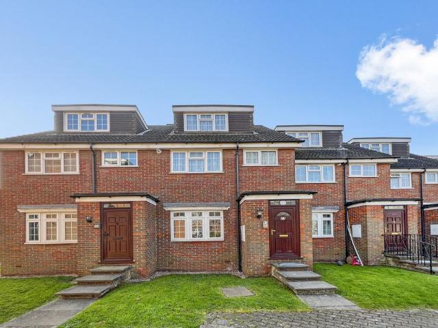 Bramble Close, Stanmore, HA7 2 bed maisonette to rent £1,950 pcm £450 pw