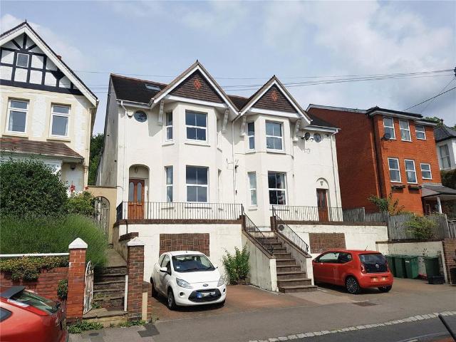 Brambletye Park Road, Redhill. 2 bed apartment to rent £1,600 pcm £369 pw
