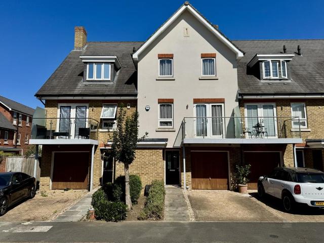 Brambling Way, Maidenhead, Berkshire 4 bed house to rent £2,650 pcm £612 pw