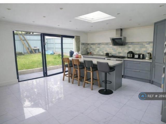 Bramley Close, Maidenhead, SL6 4 bed semi detached house to rent £2,600 pcm £600 pw