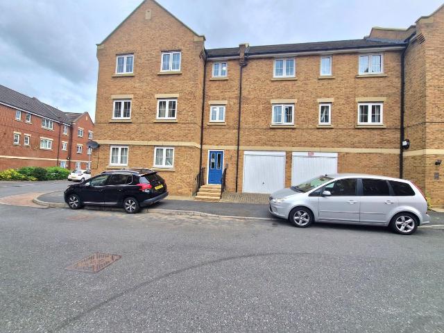 Bramley Court, Dunstable LU5, 2 bed flat to rent, £1,200 pcm | PrimeLocation