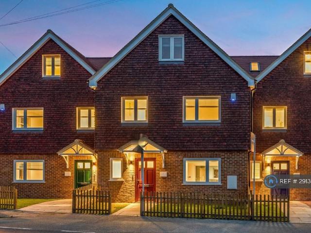 Bramley, Guildford, GU5 3 bed terraced house to rent £2,700 pcm £623 pw