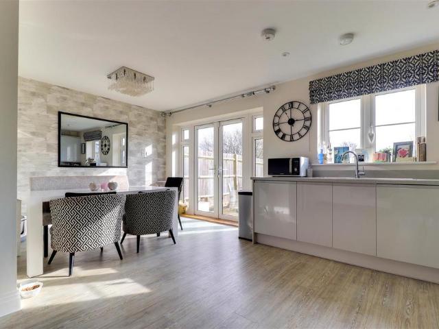 Bramley Vale, Cranleigh GU6 3 bed detached house to rent £2,400 pcm £554 pw
