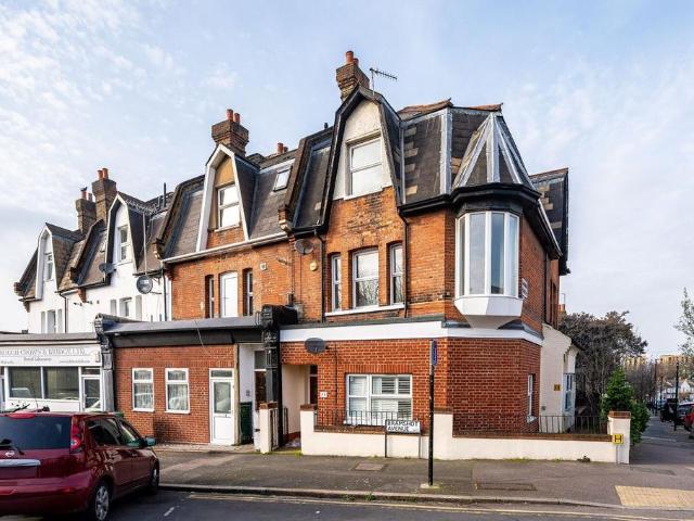 Bramshot Avenue, Charlton, London, SE7 2 bed flat to rent £1,800 pcm £415 pw