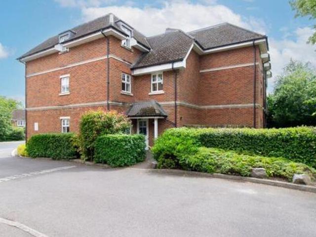 Bramshott Place, Fleet, 3 Bedroom Apartment