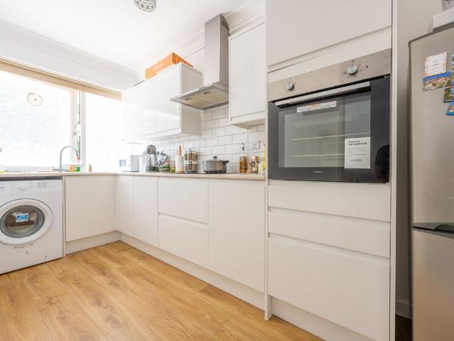 Brampton Tower, Bassett Avenue, Southampton SO16, 2 bed flat to rent, £1,000 pcm | PrimeLocation