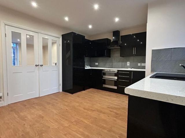 Branch Road, Batley WF17, 2 bed flat to rent, £800 pcm | PrimeLocation