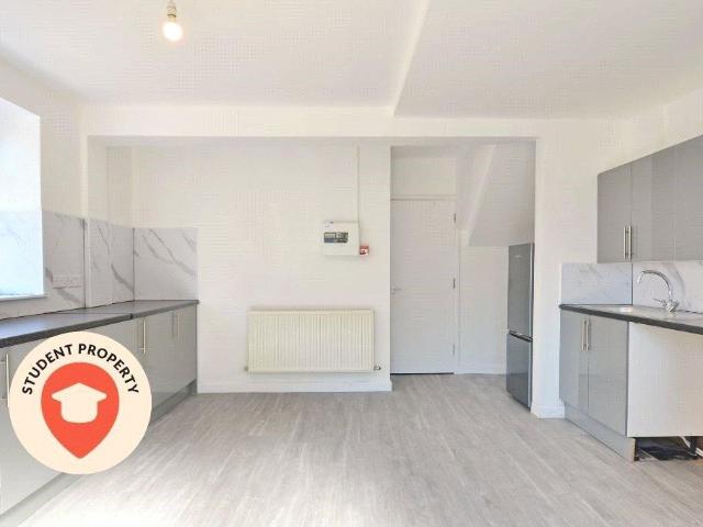 Brangwyn Grove, Lockleaze, Bristol. 6 bed semi detached house to rent £3,900 pcm £900 pw