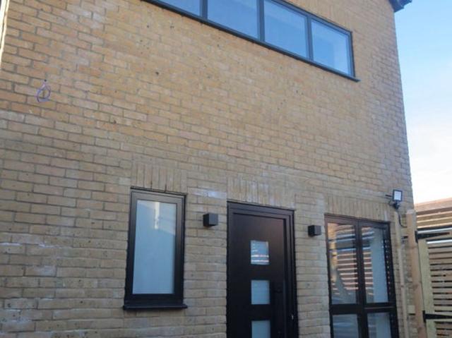 Brand New 2 Bed 2 En Suite Bath House Surbiton