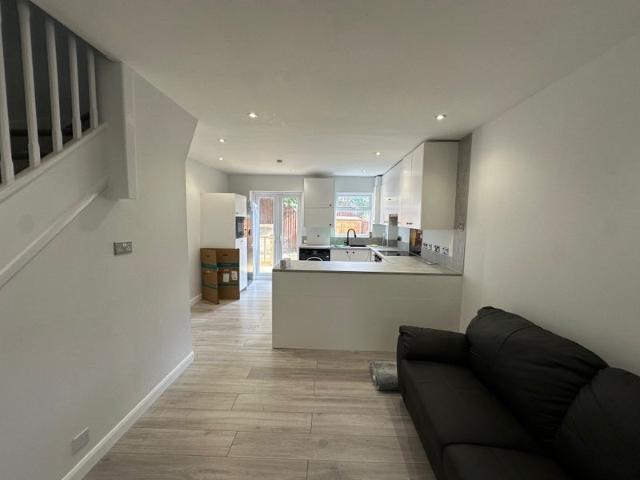 Brand New 2 Bed House Garden & Parking E14