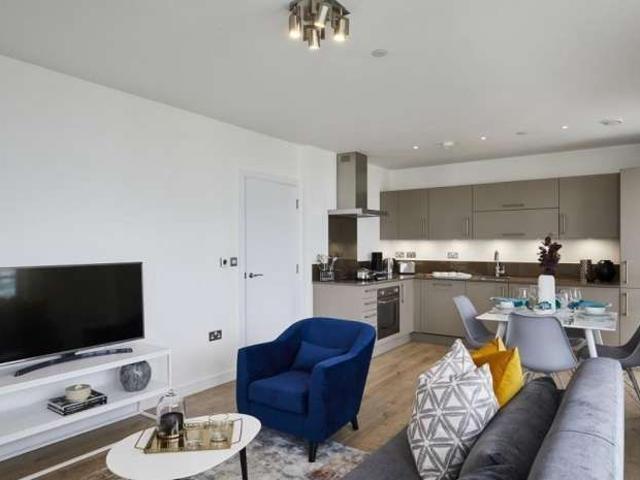 BRAND NEW apartments to rent with stunning city scape views, high spec gym and residents lounge. Be among the first to join us at The Highline!