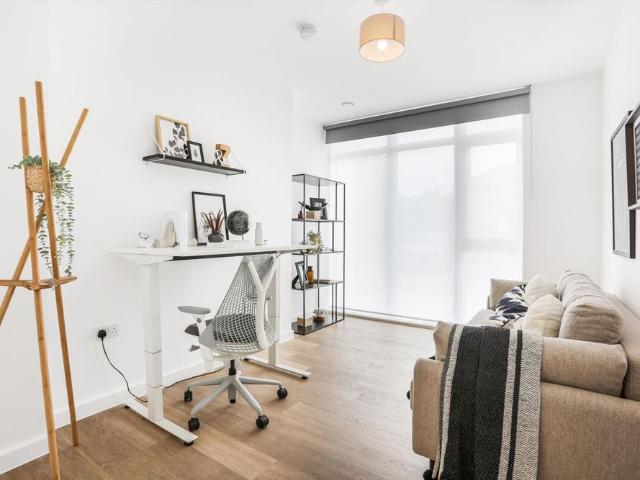 BRAND NEW APARTMENTS | NO DEPOSIT | AVAILABLE NOW | PET FRIENDLY | Direct links to Waterloo | Gym | 3D Tour Available | Roof Terrace | Concierge | Parking Available