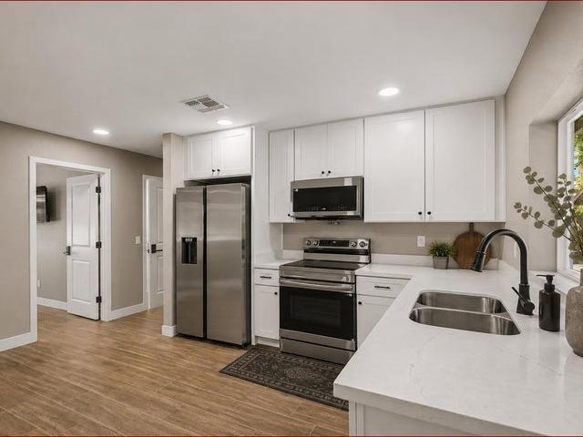 Brand New Bed |Private Bath | Near Downtown Me