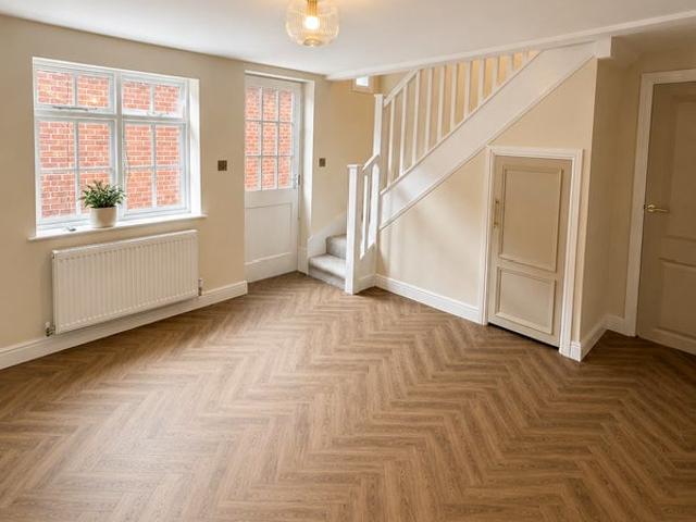 Brand New High Quality Town Centre Apartment