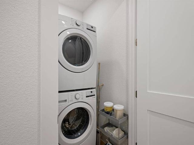 Brand New living rt next to U of H