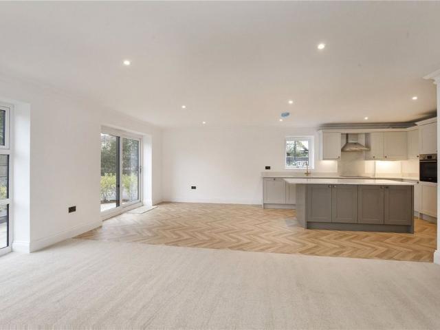Brand new luxurious two bedroom two bathroom apartment with high specificattion throughout situated at the desirable south side of Harrogate
