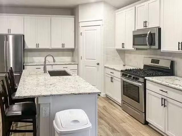 Brand New & Modern San Antonio/Converse Home with Huge Backyar.