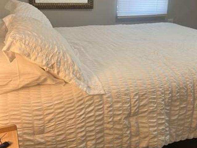 BRAND NEW SUITE SEMI PRIVATE BATH 5 min To Stadium UF HEALTH & EDWARD UNIVERSITY