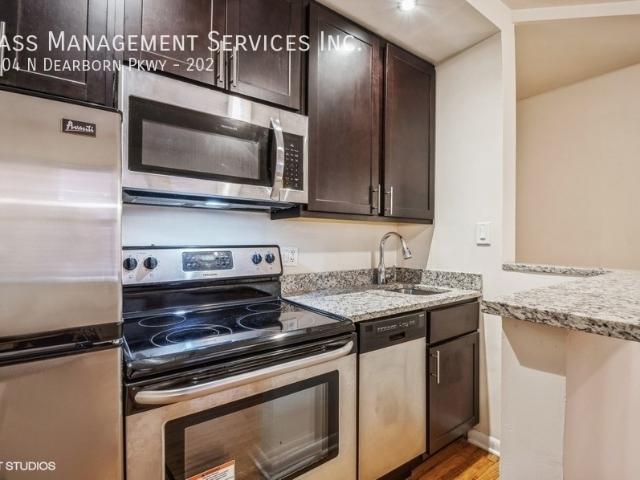 Brand New Rehabbed Studio, SS Appliances and Breakfast Bar