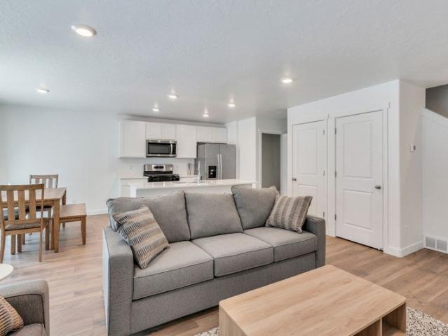 Brand New Townhome!_Female Shared Room