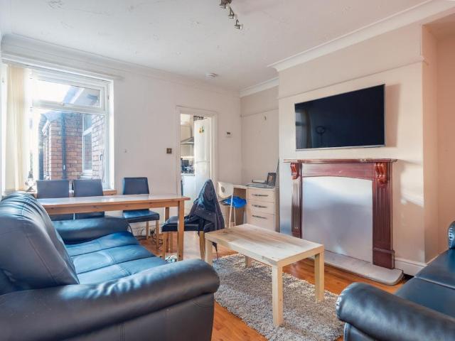 Brandon Grove, Newcastle Upon Tyne NE2 5 bed maisonette to rent £2,925 pcm £675 pw