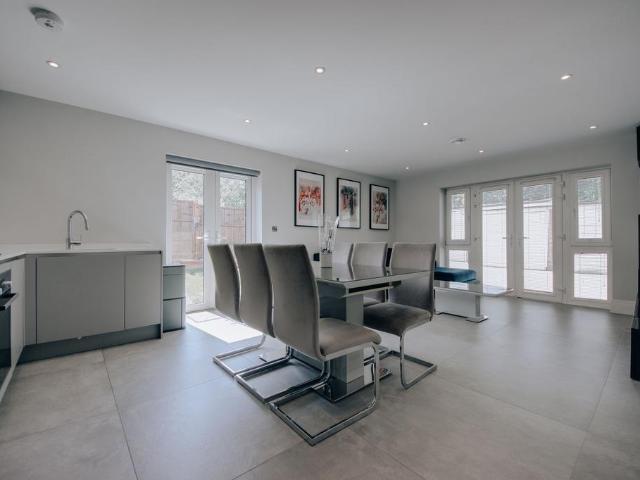 Brandon House, Bushey, WD23 2 bed flat to rent £2,000 pcm £462 pw