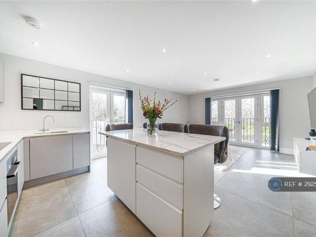 Brandon House, Bushey, WD23 2 bed flat to rent £2,000 pcm £462 pw