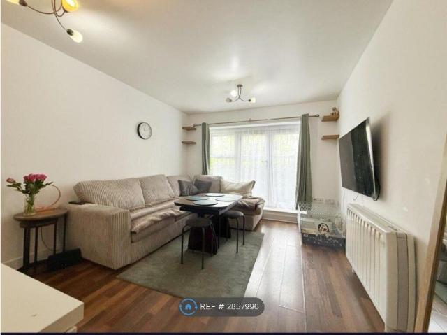 Brant Court, Romford RM1, 2 bed flat to rent, £1,900 pcm | PrimeLocation