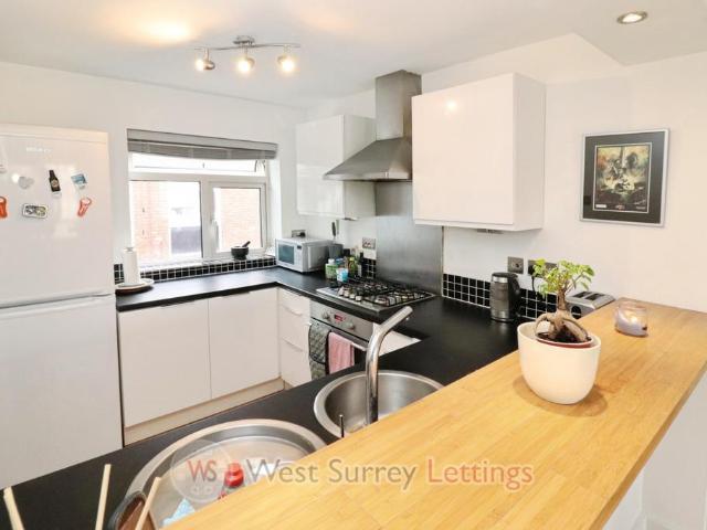 Brantwood Court, West Byfleet. 2 bed flat to rent £1,600 pcm £369 pw
