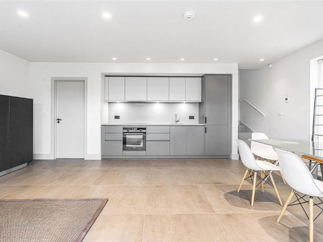 Brasenose Driftway, Oxford. 2 bed semi detached house to rent £1,950 pcm £450 pw