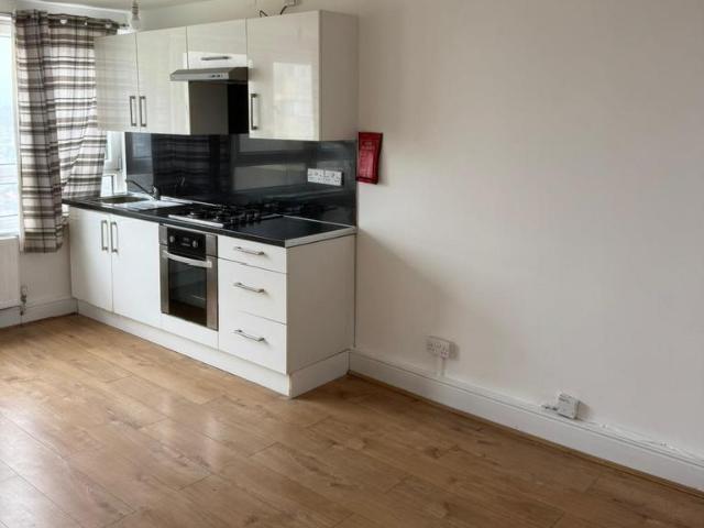 Brassett Point, London E15 2 bed flat to rent £1,895 pcm £437 pw