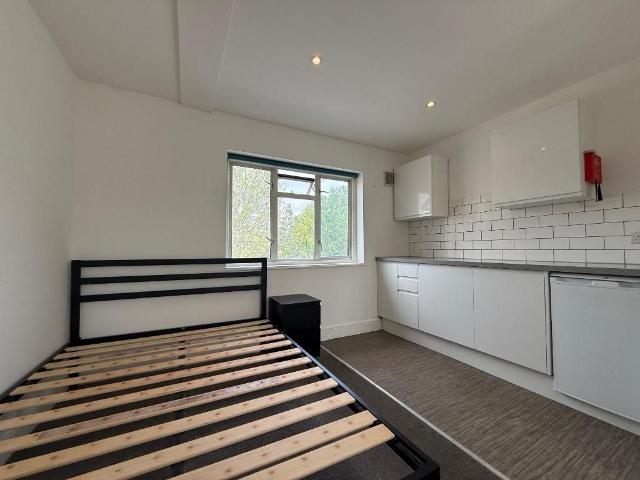 Brassie Avenue, East Acton, London W3, Room to rent, £1,050 pcm | PrimeLocation