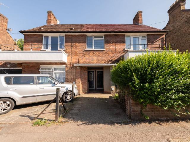 Brettenham Road, London E17, 3 bed flat to rent, £2,100 pcm | PrimeLocation