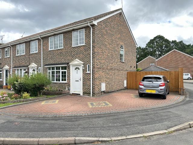 Brewers Close, Farnborough, Hampshire GU14, 3 bed end terrace house to rent, £2,000 pcm | PrimeLocation