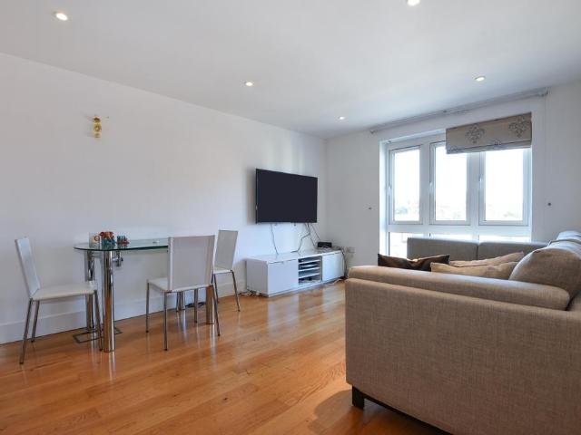 Brewhouse Lane, Putney, London, SW15 2 bed flat to rent £2,450 pcm £565 pw