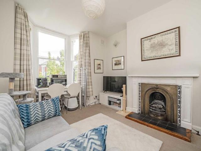 Brewster Gardens, London W10 2 bed flat to rent £2,575 pcm £594 pw