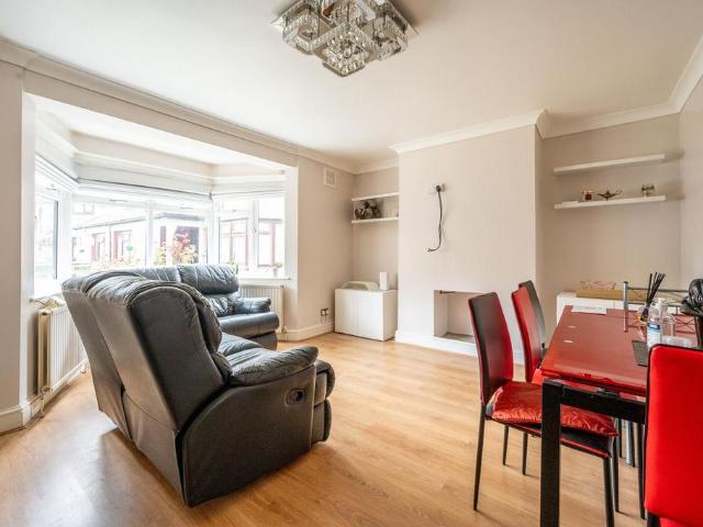 Bream Gardens, East Ham, London, E6 3 bed flat to rent £2,400 pcm £554 pw