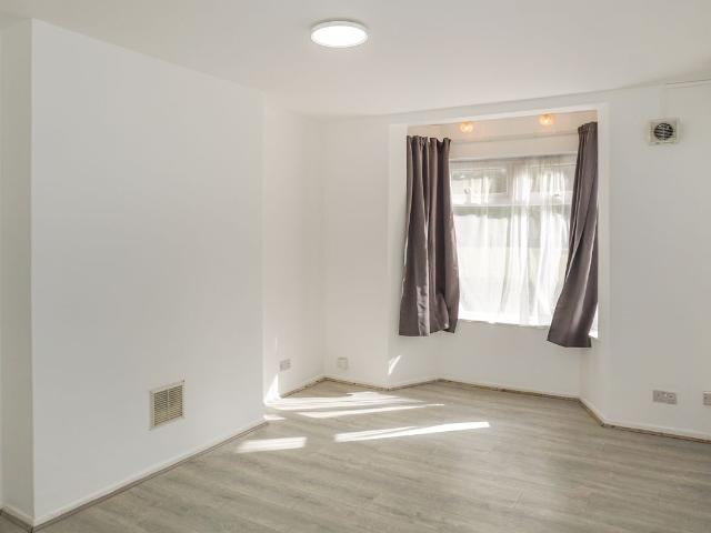 Breamore Court, Breamore Road, Goodmayes IG3, 2 bed flat to rent, £1,775 pcm | PrimeLocation