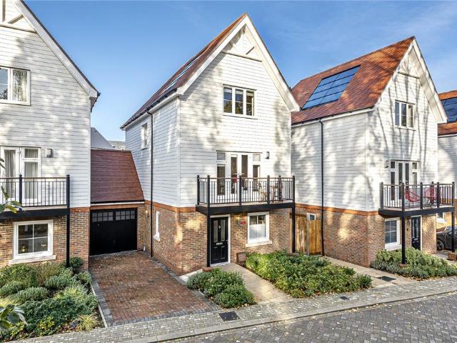 Breething Road, Dunton Green. 4 bed detached house to rent £3,500 pcm £808 pw