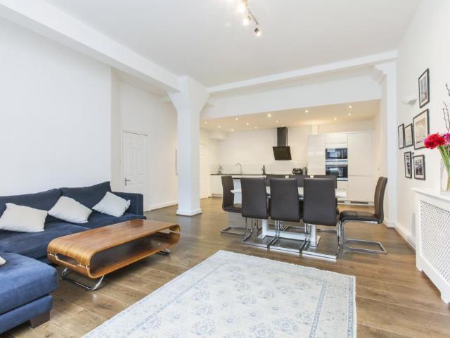 Breezers Court, 20 The Highway. 2 bed apartment to rent £2,850 pcm £658 pw