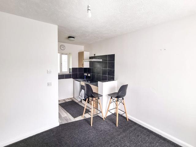 Brendon Close, Harlington UB3, Studio to rent, £1,100 pcm | PrimeLocation