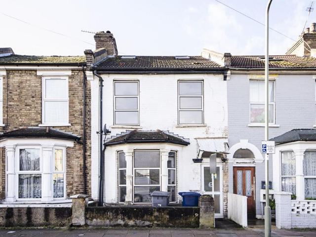 Brent View Road, Hendon, London, NW9 4 bed terraced house to rent £2,900 pcm £669 pw