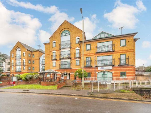 Brent Cross Gardens, Brent Cross NW4, Studio to rent, £1,300 pcm | PrimeLocation